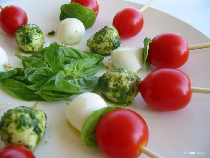 Τοματίνια με bocconcini και πέστο βασιλικού | TasteFULL.gr